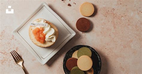 음식 접시와 포크가 있는 테이블 사진 Unsplash의 무료 음식 프리젠 테이션 이미지