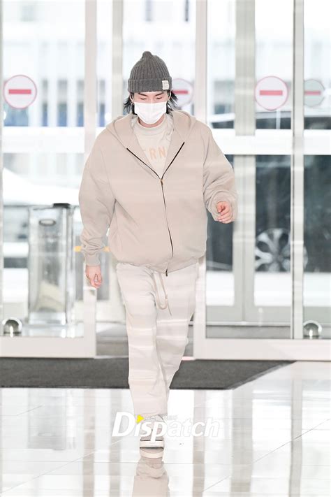 [현장포토] “시크 장착 완료”…슈가 상남자의 출국 디스패치 뉴스는 팩트다