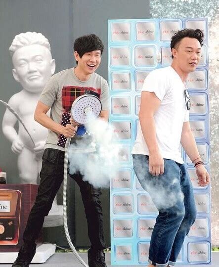 陈奕迅送飞吻称下身热 被林俊杰干冰喷臀 搜狐娱乐