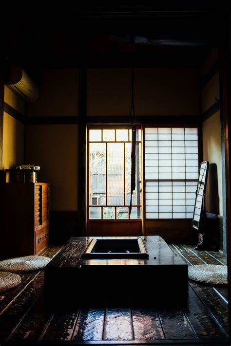 테이블과 창문이 있는 방 사진 Unsplash의 무료 일본 이미지