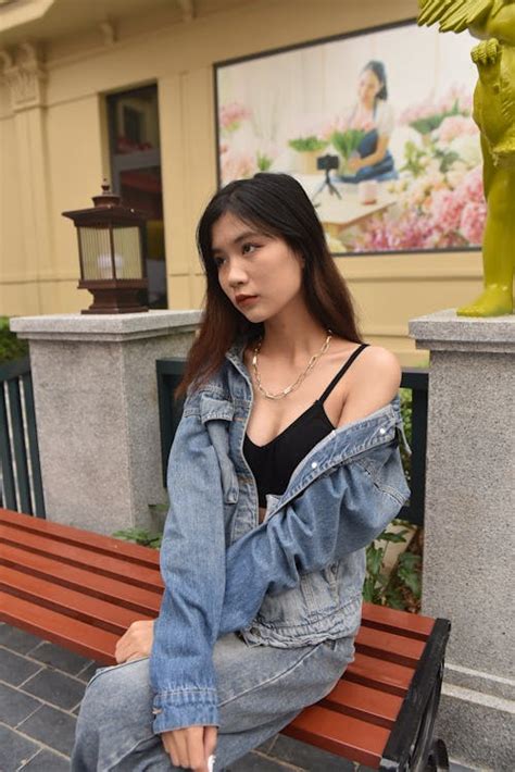 갈색 머리 다른 곳을 바라보는 빨간 블라우스 수직 쐈어 여성 예쁜 젊은 창백한 피부 캐주얼한 패션에 관한 무료 스톡 사진