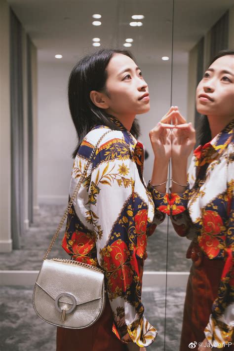 利用镜子拍照也是一种技巧，可以营造多面感。多面技巧镜子新浪新闻