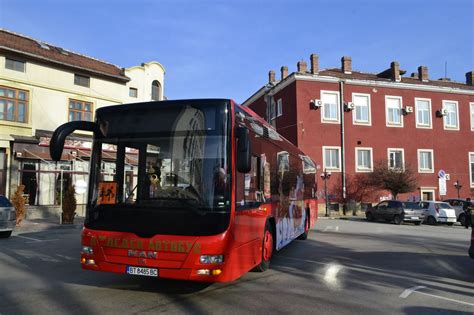 Градски транспорт Велико Търново Атрактивен коледен автобус зарадва стотици великотърновски деца