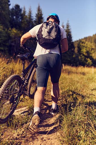 자전거 타는 사람이 극단적이고 위험한 숲길에서 자전거를 탄다 선택적 초점 20 24세에 대한 스톡 사진 및 기타 이미지 20 24세 건강한 생활방식 겨울 Istock