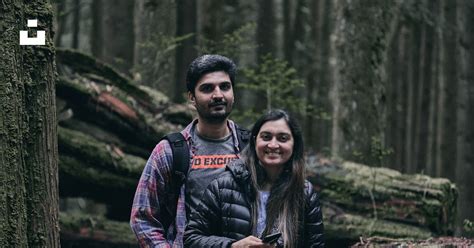 숲속에 서 있는 남자와 여자 사진 Unsplash의 무료 식물 이미지