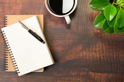 나무 테이블 배경에 빈 페이지 펜 식물과 커피 컵 오픈 학교 노트북의 상단보기 복사 공간이 있는 비즈니스 사무실 또는 교육 개념 0명에 대한 스톡 사진 및 기타 이미지