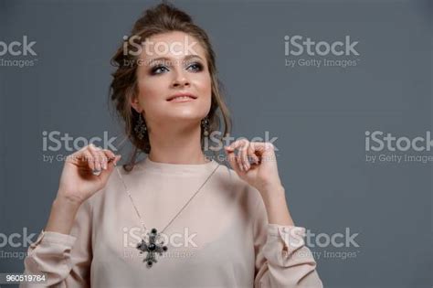 패션 보석으로 젊은 여자의 초상화입니다 갈색 머리 소녀입니다 완벽 한 메이크업입니다 액세서리와 함께 뷰티 스타일 소녀 갈색