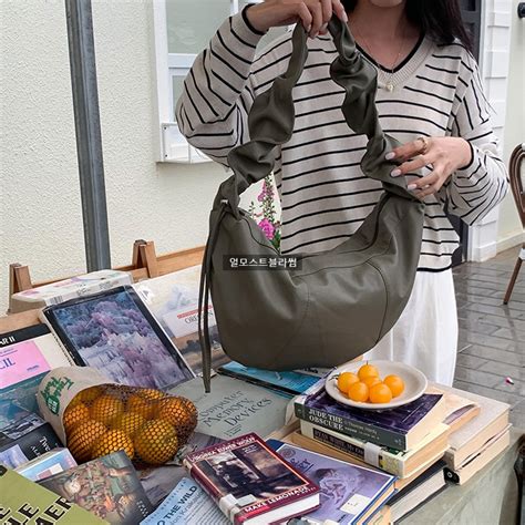 얼모스트블라썸 셔링 러플 스트링 크루아상 반달 숄더백 크로스백 가방