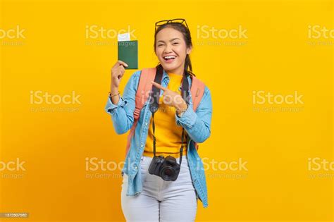 노란색 배경에 고립 된 여권 탑승권을 들고있는 쾌활한 젊은 아시아 여행자의 초상화 주말에 여행하는 승객 항공 비행 여행 개념 25 29세에 대한 스톡 사진 및 기타 이미지