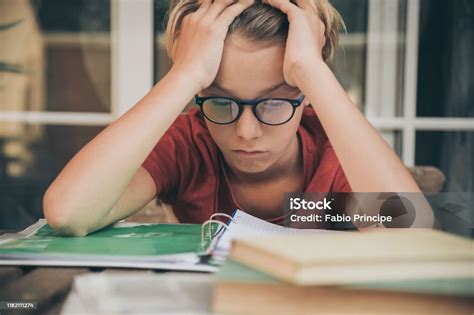 학교 책과 신문야외에 앉아 집에서 숙제를하고 피곤 한 학생 무거운 연구로 인해 지친 소년 긴 작업 후 카피 북에 잠들어 아이 청소년 교육 및 피로 개념 걱정하는에 대한 스톡