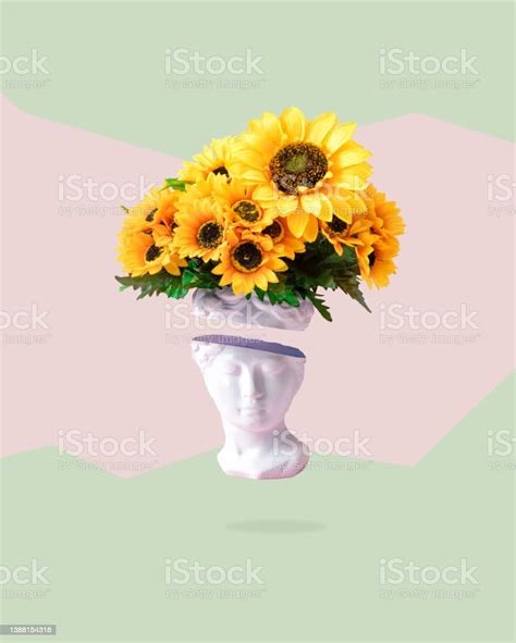 석고 골동품 조각과 함께 포파트 스타일의 인간 얼굴 창조적 인 개념 고대 동상 머리 신선한 해바라기 꽃으로 만든 머리카락 파스텔