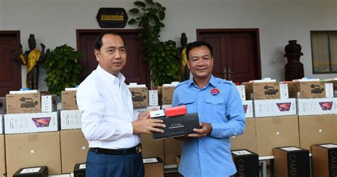 ឯកឧត្តម នេត្រ ភក្ត្រា ប្រគល់សម្ភារបច្ចេកទេសជូនដល់មន្ទីរព័ត៌មានរាជធានី ខេត្ត ក្រសួងព័ត៌មាន