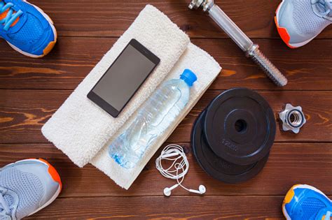 피트 니스 개념입니다 스포츠 장비입니다 스 니 커 즈 수건 물 이어폰 아령과 나무 배경에 전화의 병 강사에 대한 스톡 사진 및 기타 이미지 Istock
