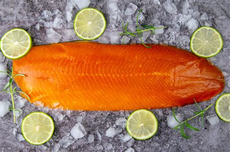 어두운 돌 배경 위에 얼음에 향신료와 신선한 생 연어 생선 스테이크 물고기 상단 보기 플랫 레이로 만든 창조적 인 레이아웃 건강한 식생활에 대한 스톡 사진 및 기타 이미지