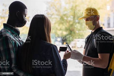 피자 또는 패스트 푸드를 배달하는 얼굴 마스크에있는 백인 남자 25 29세에 대한 스톡 사진 및 기타 이미지 25 29세 30 34세 Brand Name Smart