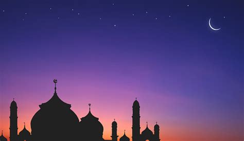 모스크 돔과 초승달 라마단 밤하늘 배경 이슬람 새해와 이드 알 아드하 이드 알 피트르 무바라크 축제 일러스트 레이 션에 대한 황혼 하늘 배경에 실루엣 미나렛 라마단에 대한
