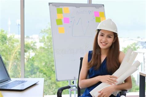 Mujer Asi Tica Confiada Del Ingeniero Que Sonr E En El Lugar De Trabajo