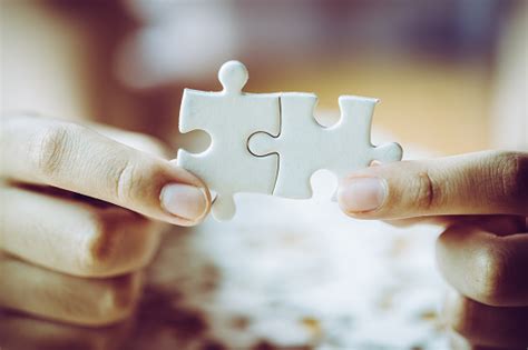 집에서 나무 테이블에서 함께 퍼즐 조각 게임을하는 작은 아이와 부모의 손 가족과 함께 여가를위한 개념 어린이 발달 교육 및 재미로 놀기 부분의에 대한 스톡 사진 및 기타