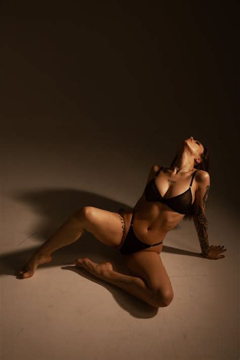 검은 색 란제리 검은 색 비키니 관능 관능적인 극적인 조명 대담한 매우 복잡한 모델 문신 문신을 한 여자 바디 아트 속옷 스타일 스튜디오 스튜디오