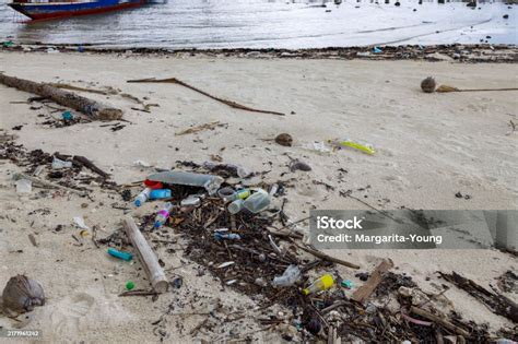 태국 코사무이의 오염된 해변에는 플라스틱 병 식품 용기 및 다양한 종류의 쓰레기가 흩어져 있습니다 이 이미지는 이 아름다운 섬에 영향을 미치는 플라스틱 폐기물과 해양 오염의