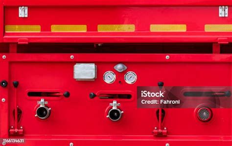 소방차 구조 엔진 빨간색 소방차 차량의 측면보기 소방서 트럭 소방차의 고압 화재 안전 펌프 게이지 압력 및 밸브 레버 트럭의