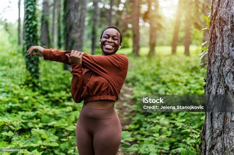 야외에서 운동하는 동안 팔을 뻗고 있는 스포티한 젊은 여성의 크롭 샷 자연에서 손을 뻗는 여성 주자 아침에 야외에서 운동하는 여자 20 24세에 대한 스톡 사진 및 기타