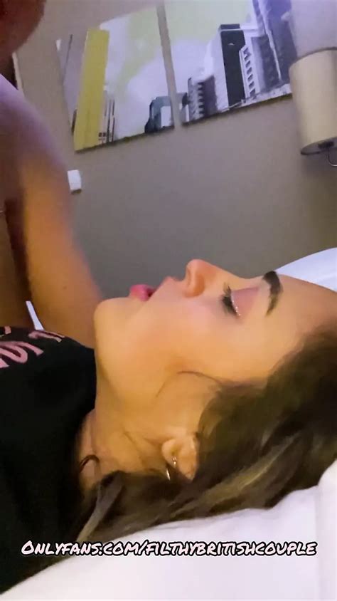 정액 공유에 대해 이야기한 후 입에 침을 뱉는 음란한 창녀 xHamster