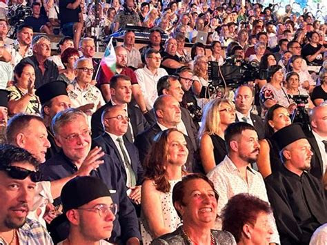 Президентът Радев и жена му на Пирин фолк в Сандански за първи път президент на фестивала