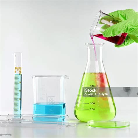 화학자 공식화 위험한 솔루션 물질 장비 및 과학 실험 과학자 독성 화학 액체를 포함 하는 실험실 유리 그릇 Stem 주제에 대한 스톡 사진 및 기타 이미지 Istock