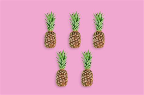녹색 잎과 신선한 전체 파인애플의 행이 부엌에 분홍색 테이블에 누워 평면도 요리 컨셉 0명에 대한 스톡 사진 및 기타 이미지 0명 5가지 개체 건강한 식생활 Istock