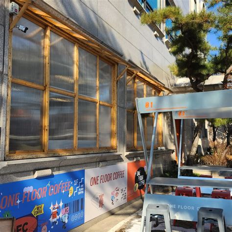 공간담는사유 어반그린 어반그린 카페urban Green Cafe는 자연과 도시의 조화를 이루는 특별한 카페로 서울을 중심으로 운영되는 인기 있는 카페 중