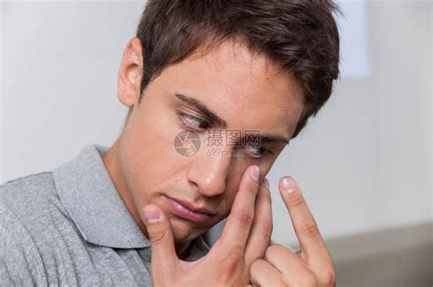 戴隐形眼镜的年轻人高清图片下载 正版图片502868243 摄图网