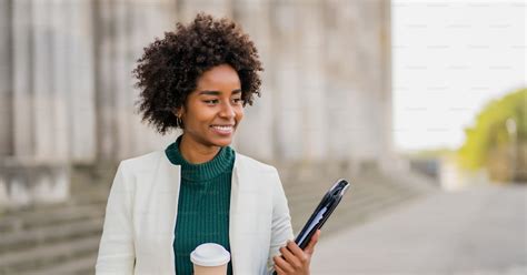 거리에서 야외를 걷는 동안 커피 한 잔과 클립보드를 들고 있는 아프리카 사업가의 초상화 비즈니스와 도시 개념 사진 Unsplash의 사진술 이미지