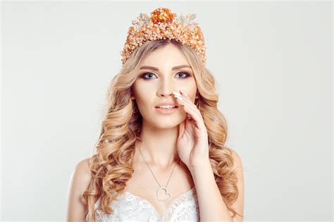 비밀 이야기 닫기 한 여자 아름다움 여왕 소녀 여배우 그녀가 입 비밀 제스처 고립 흰색 회색 배경 벽 수평 이미지 스튜디오 촬영 근처 미스 잡고 손을 이긴 방법을 비밀리에