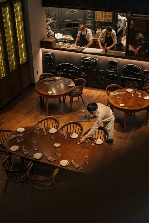 가벼운 개인식당 건물 대한민국 도시 생활 도시 풍경 도시의 레스토랑 레스토랑 좌석 먹는 미니멀리스트 벽돌 쌓기 분위기 산업의 서울 스타일리시한