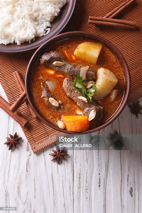 태국인 비프 마사만 커리 카레라이스 개의 메뉴가 추가되었습니다 수직타입 상단 보기 2015년에 대한 스톡 사진 및 기타 이미지 2015년 감자 요리 건강한 식생활