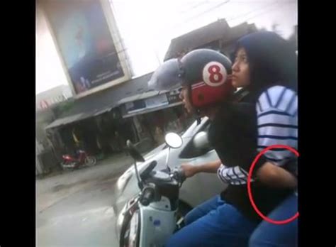 Sepasang Remaja Berbuat Mesum Di Atas Motor Fotonya Bikin Geleng