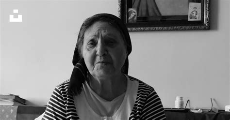 소파에 앉아 있는 여자 사진 Unsplash의 무료 초상 이미지