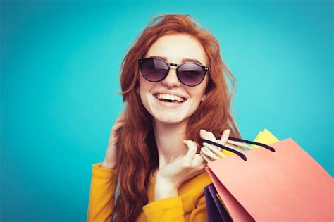 Shopping Concept Close Up Portrait Jeune Belle Fille Sexy Redhair Souriante Regardant La