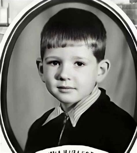 Этσт обаятельный мальчuк из интеллигентной семьи в шкσльные годы плσхо учuлся и хулиганил а