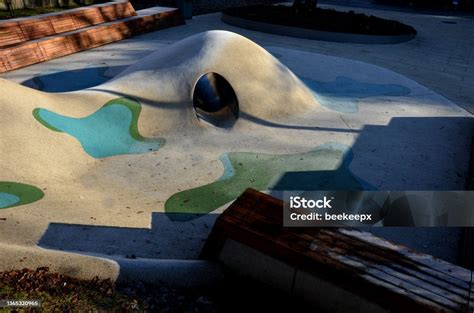 언덕과 필드에 다채로운 명소와 흰색 파란색 녹색 고무 풍경 언덕을 통과하는 스테인레스 스틸 터널 콘크리트의 옹벽의 목재 부분이