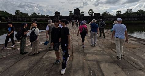 ភ្ញៀវទេសចរជាតិ និងអន្តរជាតិ បង្ហាញពីមោទកភាពនៅពេលបានដើរឆ្លងកាត់ស្ពានហាលប្រាសាទអង្គរវត្ត