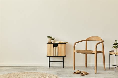 디자인 나무 의자 둥근 카펫 의자 캐비닛 슬리퍼 장식 및 우아한 개인 액세서리와 거실 인테리어의 중립적 인 개념 템플릿 공간을