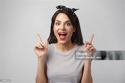 긍정적 인 인간의 감정 감정 반응과 태도 빨간 립스틱을 착용 하는 감정적인 재미 있은 여자의 고립 된 사격은 입을 넓게 벌리고 손가락을 위로 향하게 한 모습을 향하고 20