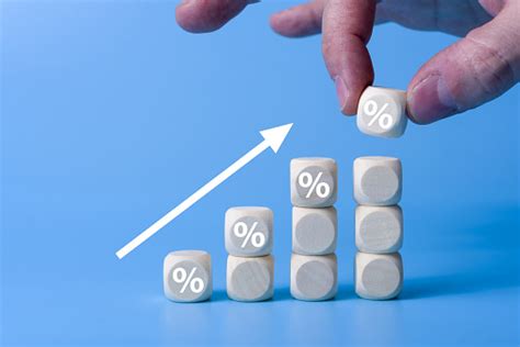 백분율 기호가 있는 나무 블록은 금리 인상의 의미를 나타냅니다 개념에 대한 스톡 사진 및 기타 이미지 개념 개념과 주제 경제 Istock