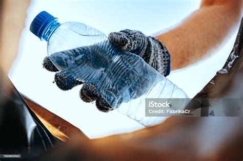 해변을 청소하는 쓰레기 봉투에 플라스틱 쓰레기를 집어 들고 있는 한 남자의 손 가방에 대한 스톡 사진 및 기타 이미지 가방 가지 식물 부위 고름 Istock