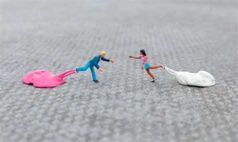 Miniature Scenes By Slinkachu Comment On Consumer Culture — Colossal Artiste Art Mise En Scène