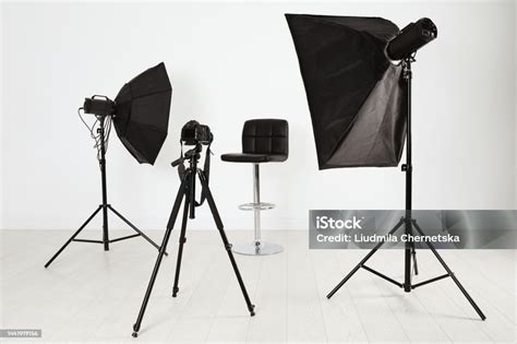 카메라 앞의 빈 의자와 실내 전문 조명 장비 사진 스튜디오 세트 0명에 대한 스톡 사진 및 기타 이미지 0명 가구 가죽 Istock