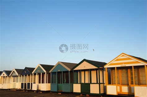 萨福克郡绍斯沃尔德海滨的一排海滩小屋高清图片下载 正版图片502535354 摄图网