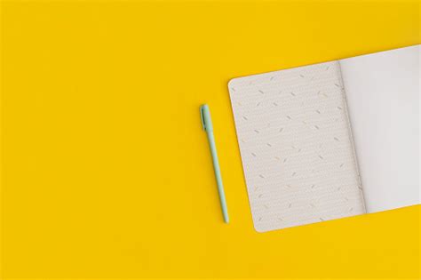 노란색 배경에 노트북과 펜 맨 위 보기입니다 플랫 레이 학교 개념으로 돌아갑니다 0명에 대한 스톡 사진 및 기타 이미지 0명 가위 고정됨 Istock